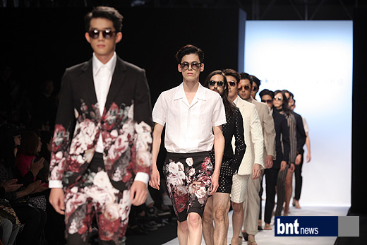 [bnt포토] 시원한 2013 S/S 컬렉션 선보인 김서룡 옴므 | bnt뉴스