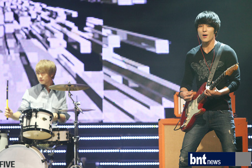 [bnt포토] FT아일랜드 종훈-민환 '흥겨운 무대' | bnt뉴스