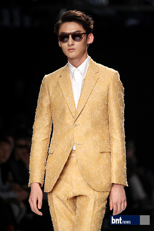 [bnt포토] 김서룡 옴므 2013 S/S 컬렉션, 색다른 느낌의 남성 수트 | bnt뉴스