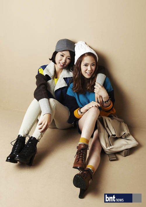 [bnt포토] 상큼 발랄 니트룩으로 러블리 매력 발산 “일반인들 맞아?” | bnt뉴스