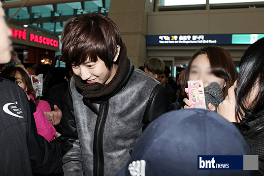 [bnt포토] EXO-K 찬열, 팬들에게 둘러싸여 '행복한 미소~' | bnt뉴스