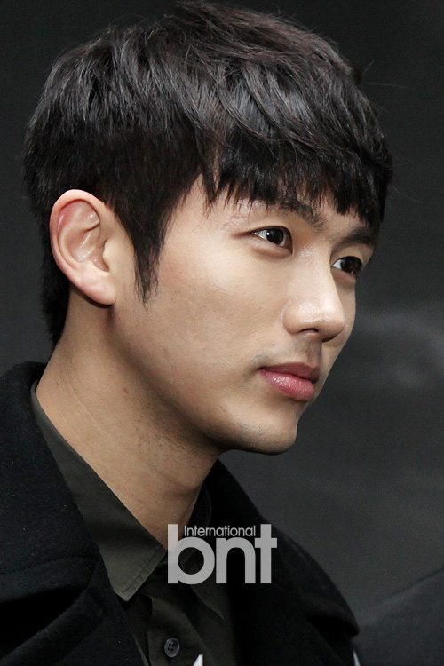 [bnt포토] 2AM 임슬옹, 女心 뺏는 날렵한 턱선~ | bnt뉴스