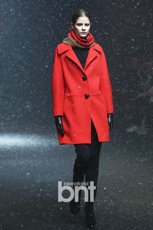 [bnt포토] 신장경 F/W 컬렉션, 눈보라 속 시선가는 레드 코드 | bnt뉴스