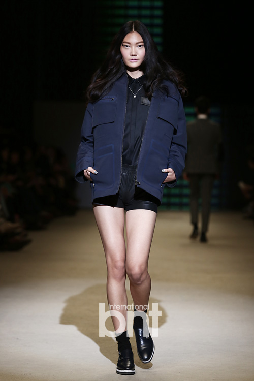 [bnt포토] 2013 F/W 홍혜진 컬렉션, 각선미 강조한 블루톤의 미학 | bnt뉴스