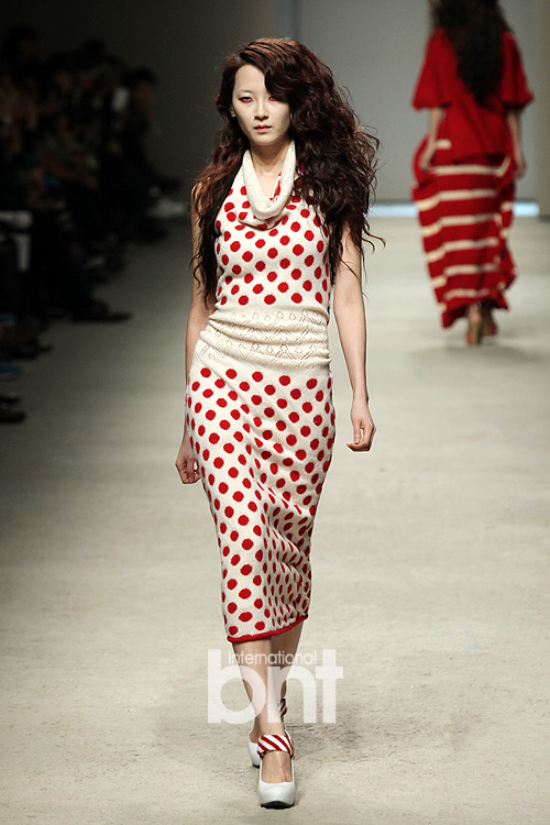 [bnt포토] 이지은 F/W 컬렉션, 도트 패턴 프린트로 여성미 강조 | bnt뉴스