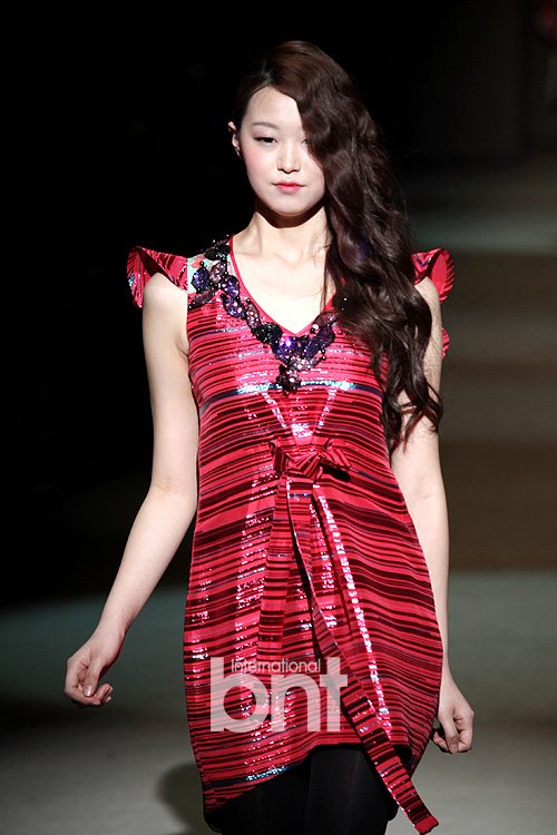 [bnt포토] 2013 F/W 이도이 컬렉션, 화사한 레드 원피스 | bnt뉴스