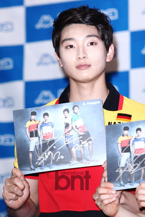 [bnt포토] 2AM 진운 '사인지 든 모습도 시크해' | bnt뉴스