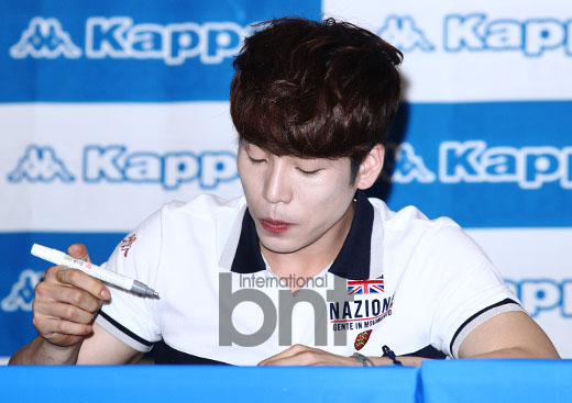 [bnt포토] 2AM 창민, 사인하는 모습 '의외로 새침~' | bnt뉴스