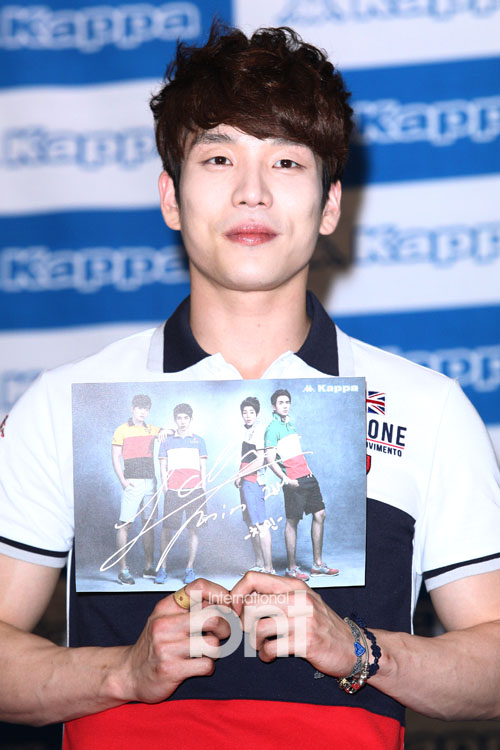 [bnt포토] 2AM 창민 '제 사인 어때요?' | bnt뉴스