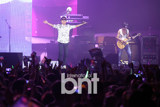 [bnt포토] 조용필, 팬들 환호 받으며 열정의 무대~ | bntnews