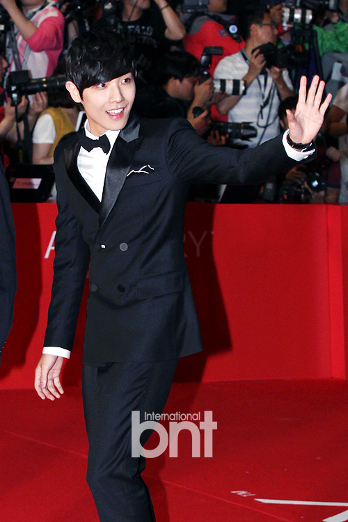 [bnt포토] 이준, 레드카펫 위 해맑은 손인사 (부산국제영화제) | bnt뉴스
