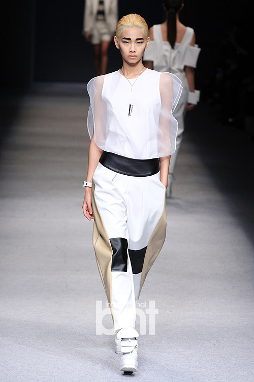 [bnt포토] 칼 이석태 14 S/S 컬렉션, 더없이 시크한 화이트룩 | bnt뉴스