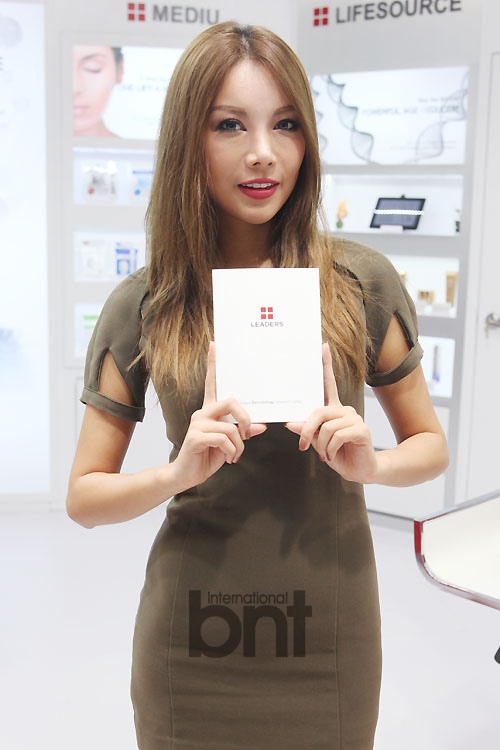 [bnt포토] 가수 심현경, ‘2013 코스모프로프 홍콩’ 참가 “리더스 팩 사용하고 예뻐질래요” | bnt뉴스