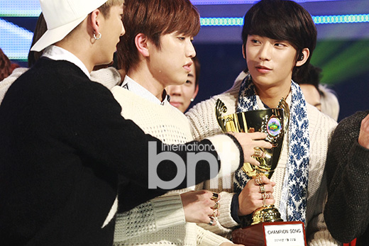 [bnt포토] B1A4 공찬 '바로야, 너도 1위 트로피 만져보고 싶지?' | bnt뉴스