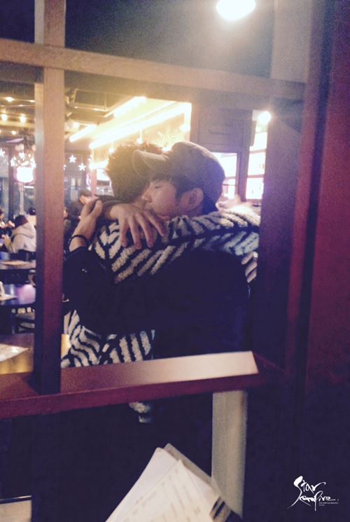 VOS 콘서트 뒤풀이 공개, 경록-현준 포옹 포착 ‘뭉클’ | bnt뉴스