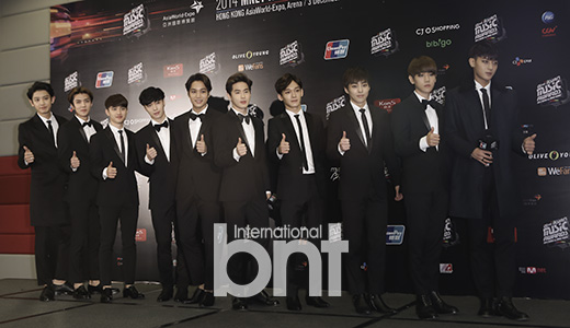 [bnt포토] 2014 MAMA 웰컴미팅에서 포토타임 갖는 엑소 | bnt뉴스
