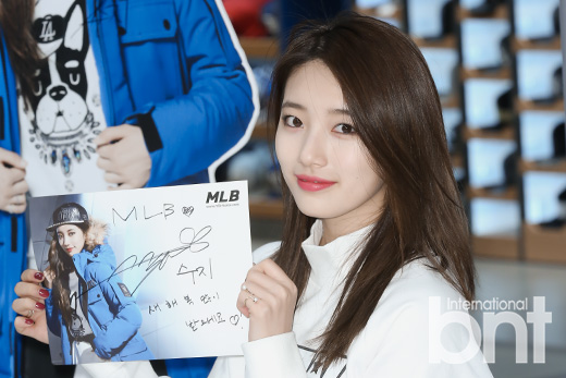 [bnt포토] 수지 '사인도 예쁘죠?' | bnt뉴스