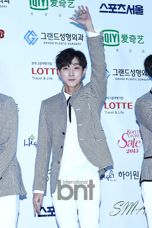 [bnt포토] B1A4 진영, 소녀팬들 함성에 손 번쩍 인사! | bnt뉴스