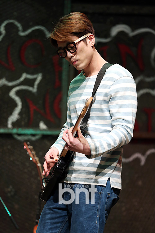 [bnt포토] 2AM 창민, 연주에 집중한 모습 '섹시해~' | bnt뉴스