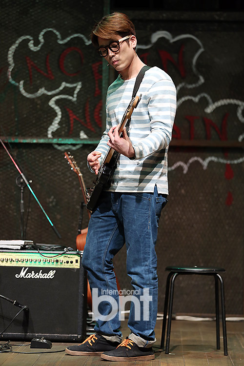 [bnt포토] 2AM 창민, 복스팝 밴드의 기타리스트~! | bnt뉴스