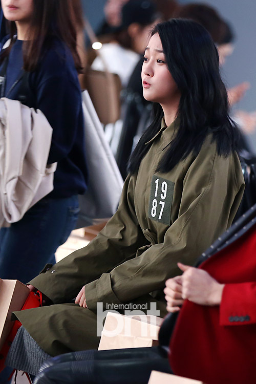 [bnt포토] 강승현, 친구들 패션쇼 기다리며 '귀요미 표정~' | bnt뉴스