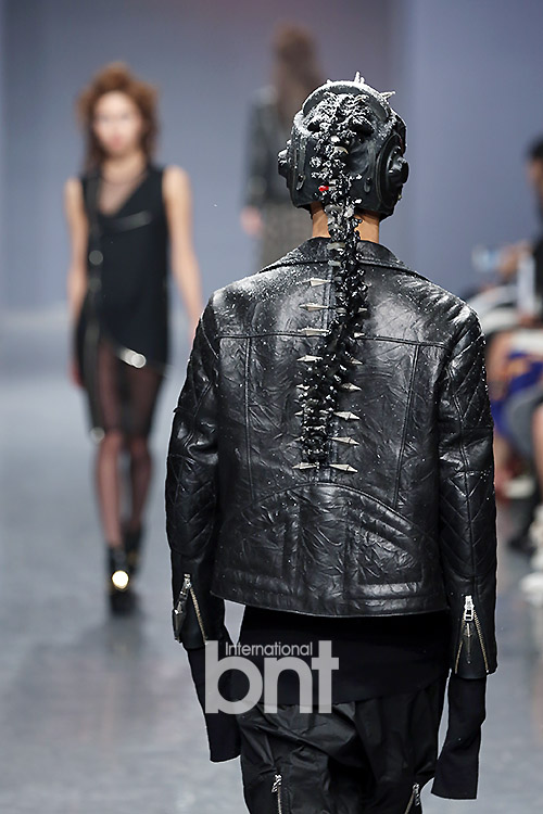 [bnt포토] F/W 2015 요하닉스 컬렉션 '눈길 끄는 뒷모습' | bnt뉴스