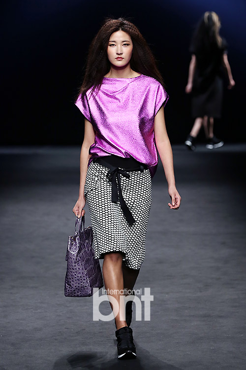 [bnt포토] 엔쥬반15 F/W 컬렉션 '화사한 퍼플 블라우스' | bnt뉴스