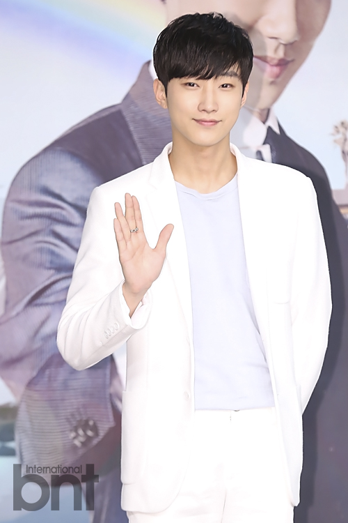 [bnt포토] B1A4 진영 '女心 흔드는 손인사' | bnt뉴스