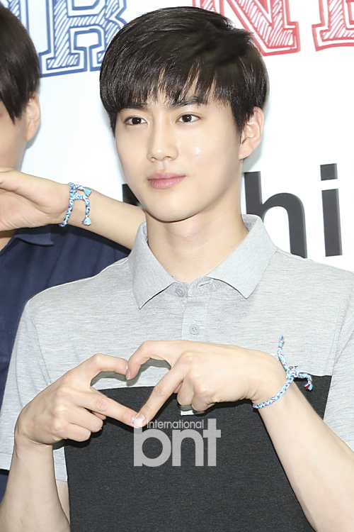 [bnt포토] EXO 수호 '女心 흔드는 손가락 하트' | bnt뉴스