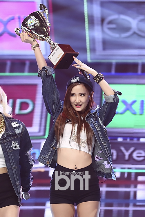 [bnt포토] EXID LE '쇼챔피언 1위 트로피 완전 근사해~' | bnt뉴스