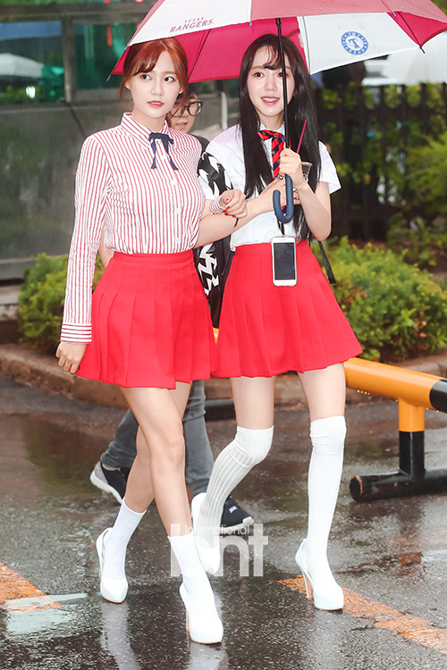 [bnt포토] AOA 유나-민아 '플레어스커트가 더 섹시한 이유' | bnt뉴스