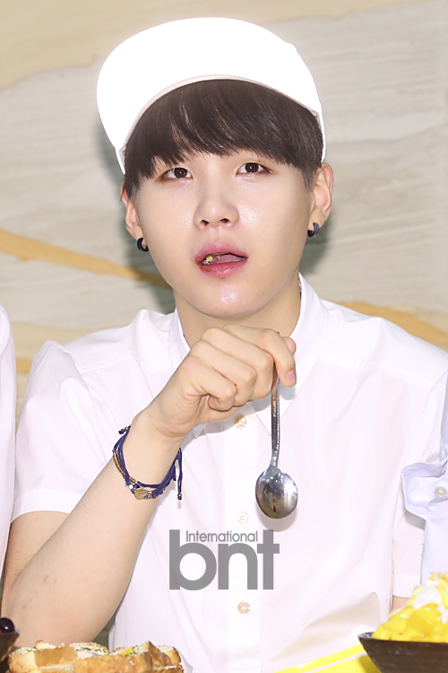 [bnt포토] 방탄소년단 슈가 '美味' | bnt뉴스
