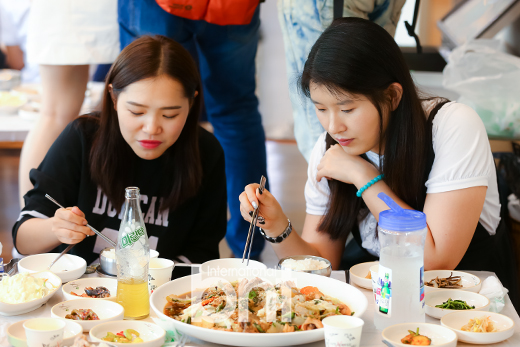 [bnt포토] bnt world 중국 sns기자단 '안동찜닭, 쳐다보기만 해도 군침이~' | bnt뉴스