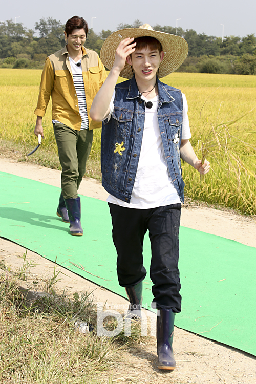 [bnt포토] 2AM 진운-조권 '논두렁에 나타난 米남들' | bnt뉴스