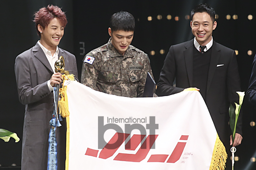 [bnt포토] JYJ '국무총리표창 받고 싱글벙글~' | bnt뉴스