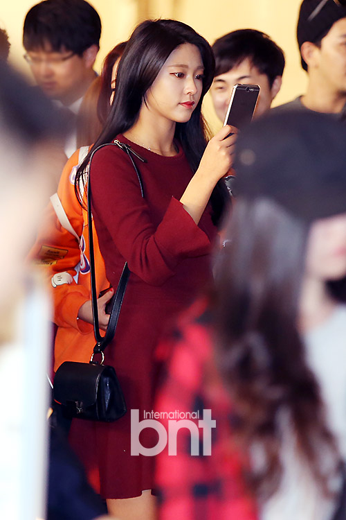 [bnt포토] AOA 설현 '스마트폰으로 화장 점검 중~' | bnt뉴스