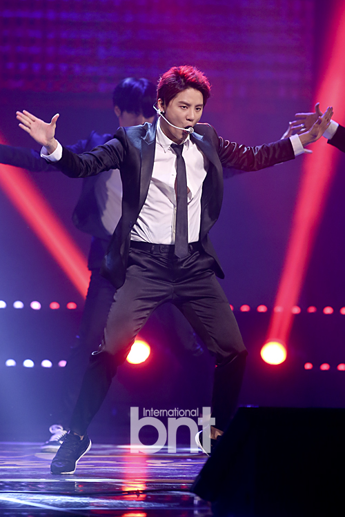 [bnt포토] JYJ 김준수 '터프한 무대 매너' | bnt뉴스