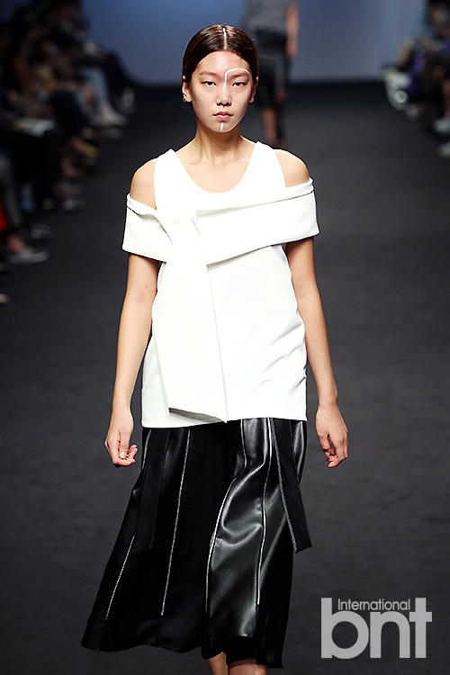 [bnt포토] 이호정, 노케 16 S/S 컬렉션 '세련된 블랙 앤 화이트' | bnt뉴스