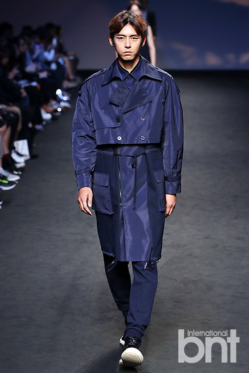[bnt포토] 신민철, 스타일리시한 블루 레인코트 (디그낙) | bnt뉴스