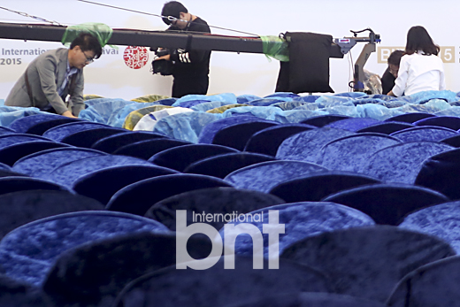 [bnt포토] '20th BIFF' 분주한 손길로 행사 준비하는 직원들 | bnt뉴스