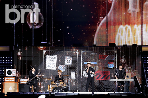 [bnt포토] 신화 김동완, 7년 만에 선보이는 첫 솔로 활동 무대 | bnt뉴스