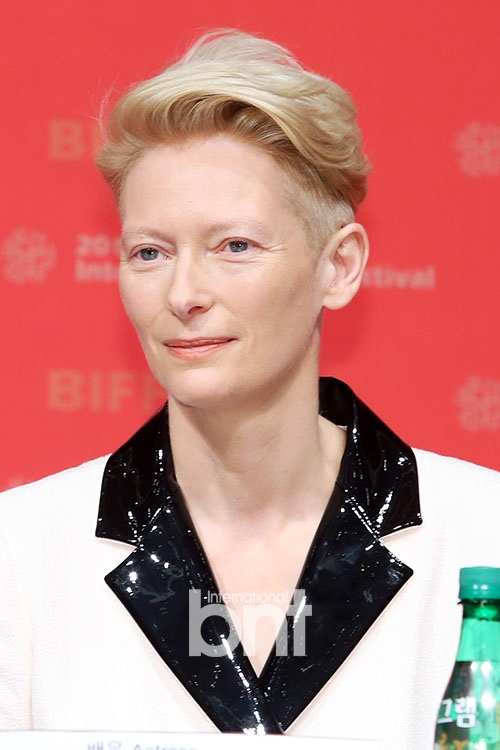 ‘비거 스플래쉬’ 틸다 스윈튼 “한국 스타 중 지드래곤과 작업하고 싶다”(20th BIFF) | bnt뉴스