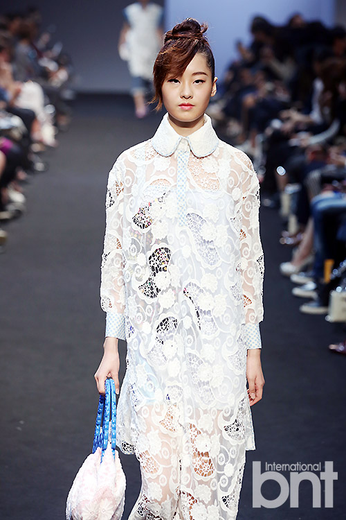 [bnt포토] 도이 16 S/S 컬렉션, 시스루 롱드레스로 여성미 물씬~ | bnt뉴스