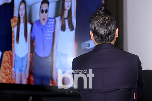 [bnt포토] 싸이 '뮤직비디오에 집중한 뒤태' | bnt뉴스