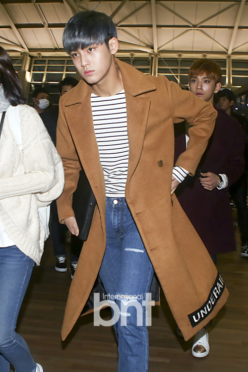 [bnt포토] 세븐틴 민규 '멋들어진 카멜 코트 입고 공항 런웨이' | bnt뉴스