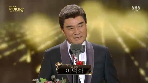 ‘2015 SBS 연기대상’ 이덕화, 공로상 수상 “생이 다 할 때까지 좋은 연기 하겠다” | bnt뉴스