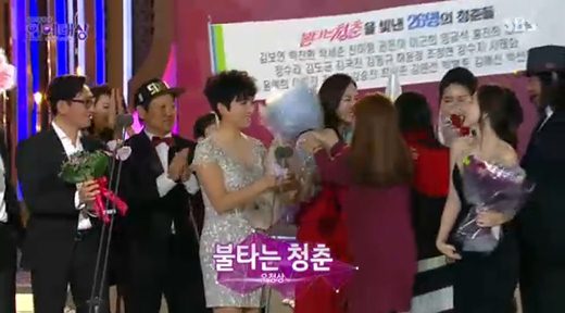 ‘2015 SBS 연예대상’ 우정상 김선경 “나이를 먹는다는 것, 행복한 일” | bnt뉴스