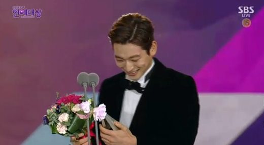 ‘2015 SBS 연예대상’ 베스트챌린지상 정진운 “방시혁-박진영-윤종신 감사” | bnt뉴스