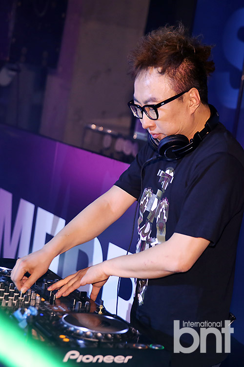 [bnt포토] 'DJ 지팍' 박명수, 진지함 가득한 디제잉 | bnt뉴스