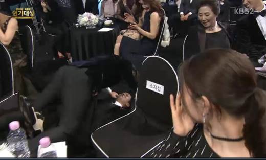 ‘2015 KBS 연기대상’ 소지섭, 전현무 비행기 자세로 ‘번쩍’ | bnt뉴스